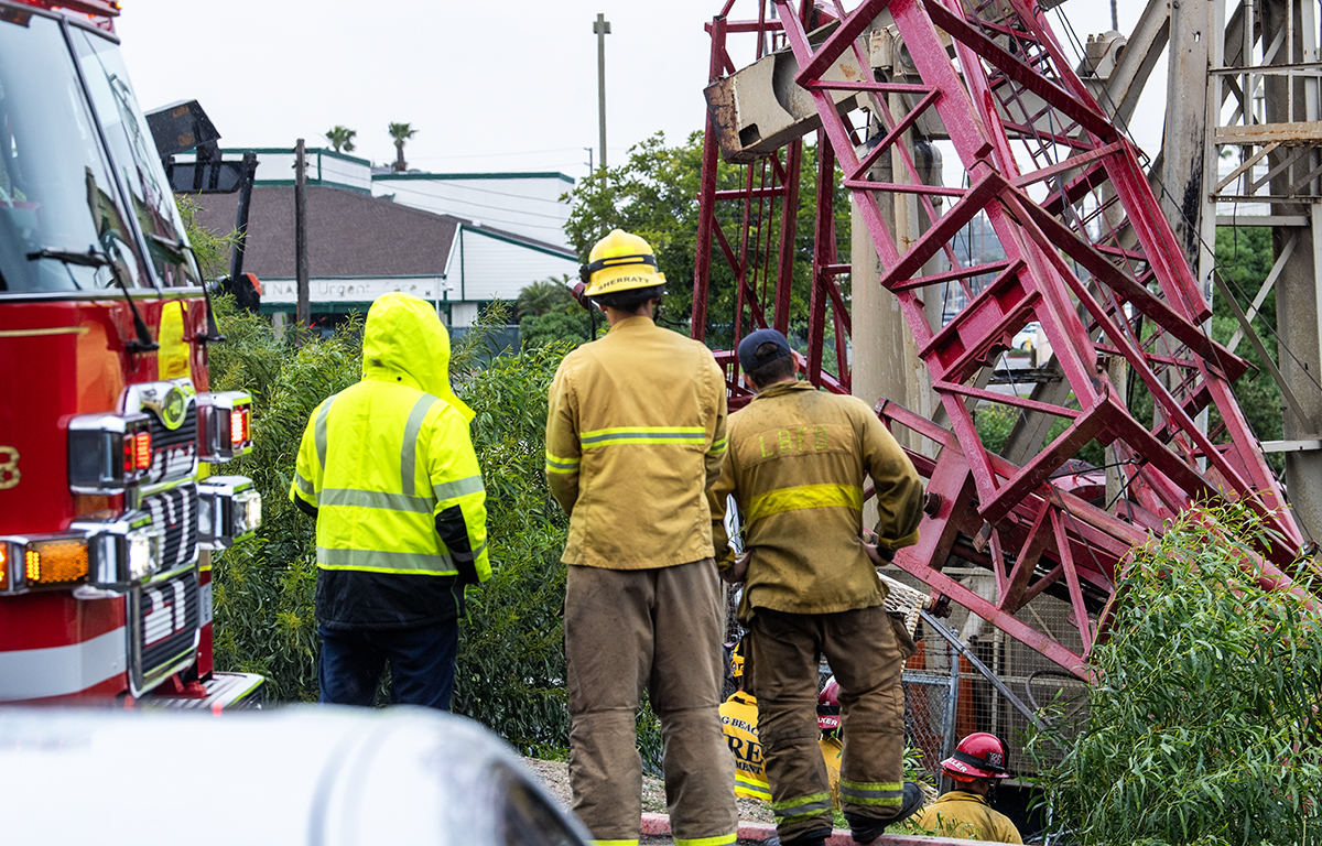 Oil derrick collapse leaves 2 men hurt in East Long Beach, fire ...